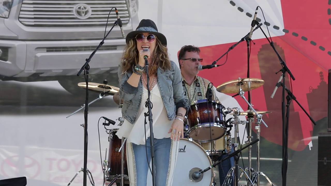 Satisfied - Maylee Thomas at The 2016 Dallas International Guitar Show ...