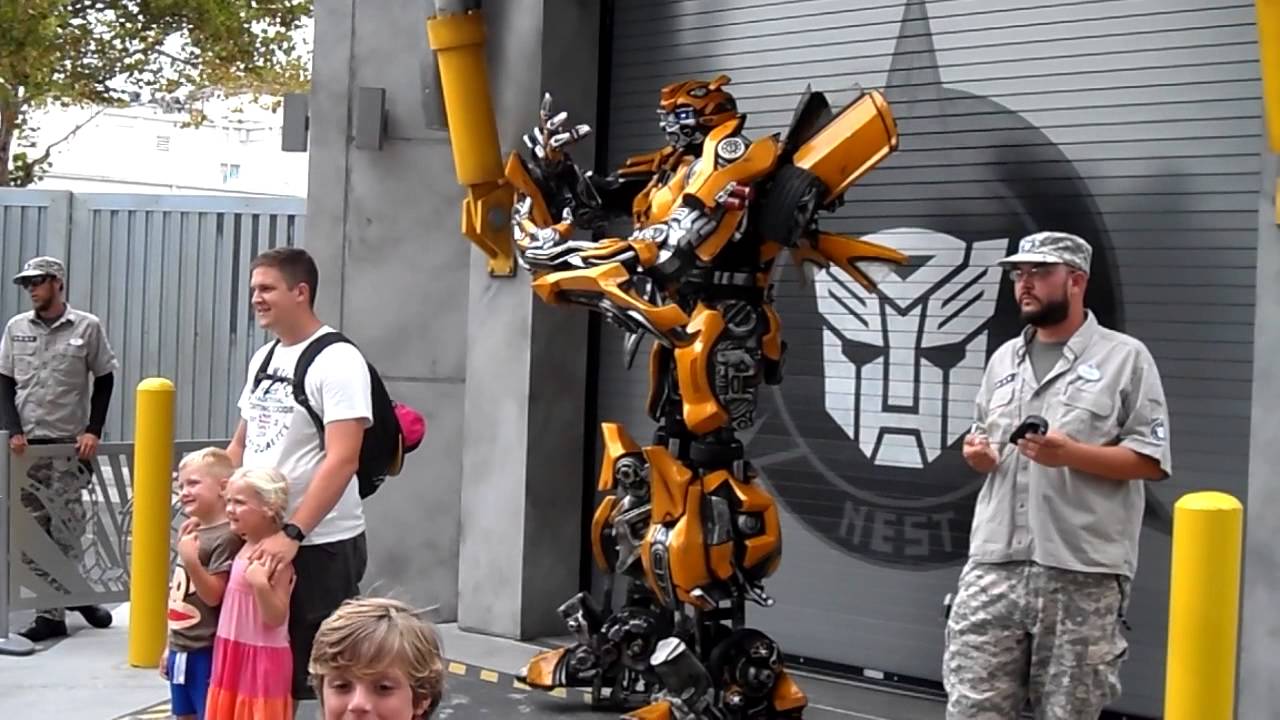 BUMBLEBEE ROBOT OUTSIDE NEW TRANSFORMERS 4D RIDE AT UNIVERSAL STUDIOS ...