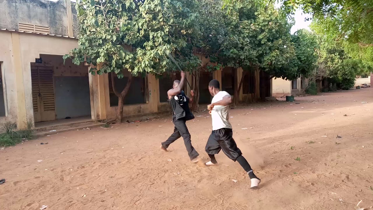 Combat de bâton. - YouTube