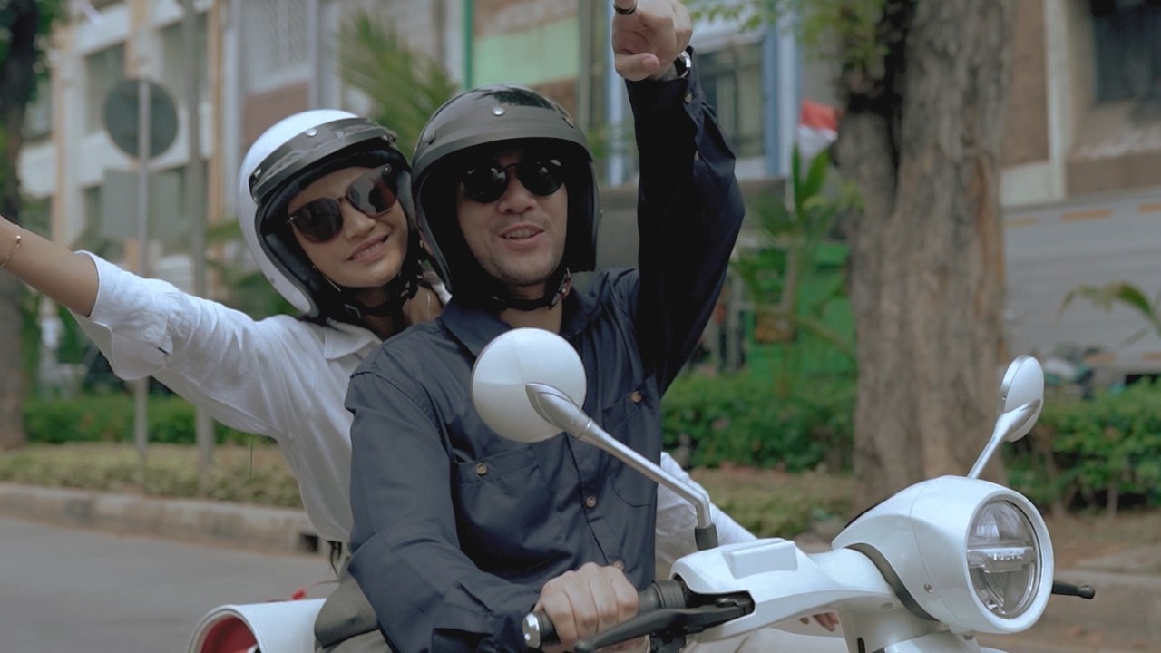 VOLTA CYRUS, Retro Vibes, Modern Rides | #UNTUNGPAKEVOLTA - YouTube