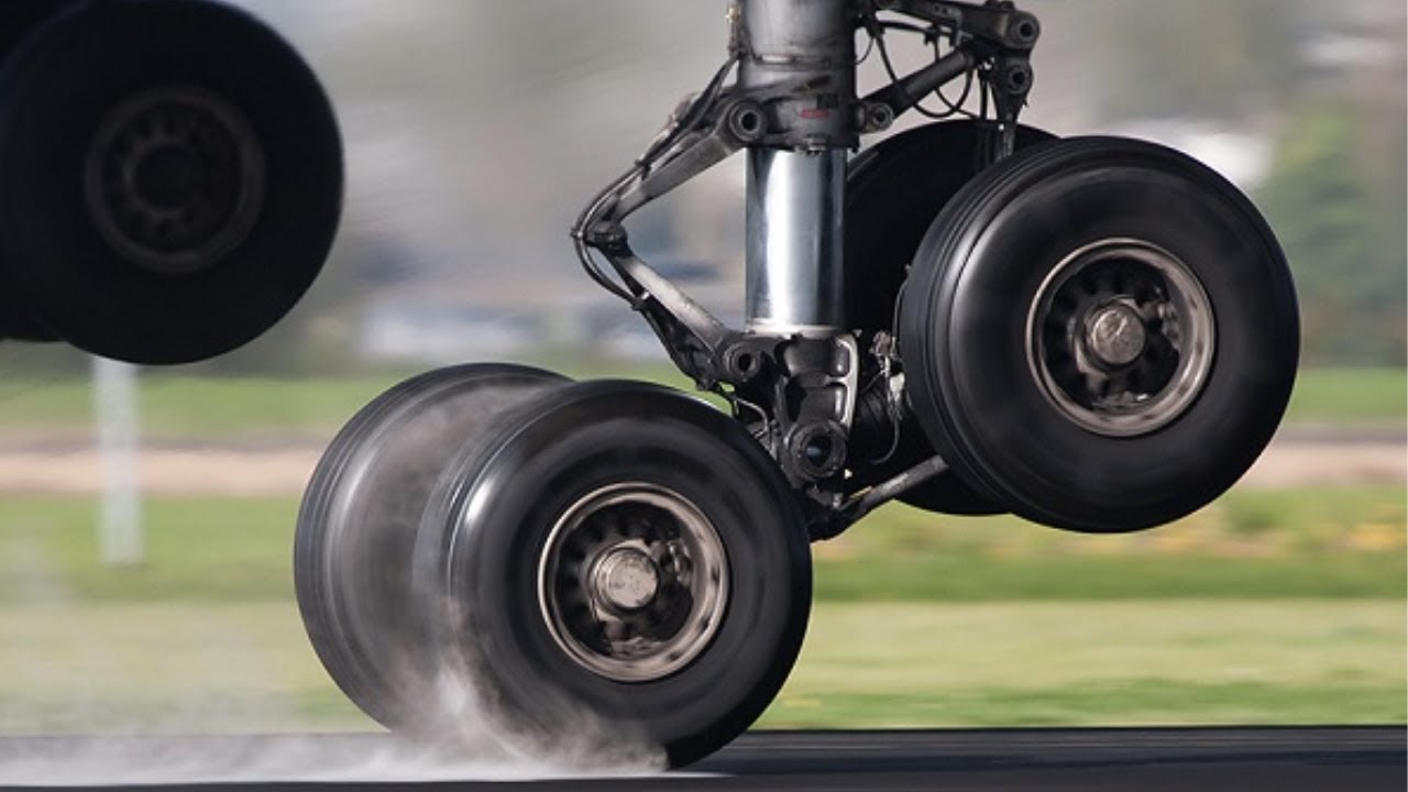 What Happens to Airplane Landing Gear at Touchdown? - YouTube