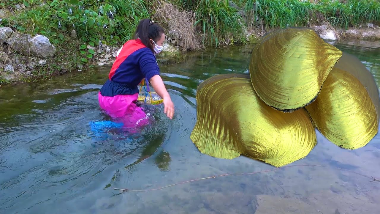 😱Unbelievable! The beautiful woman discovered a golden giant clam ...