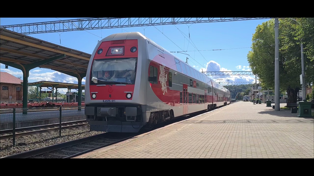 Škoda Ej575- 011 with a passenger train - YouTube