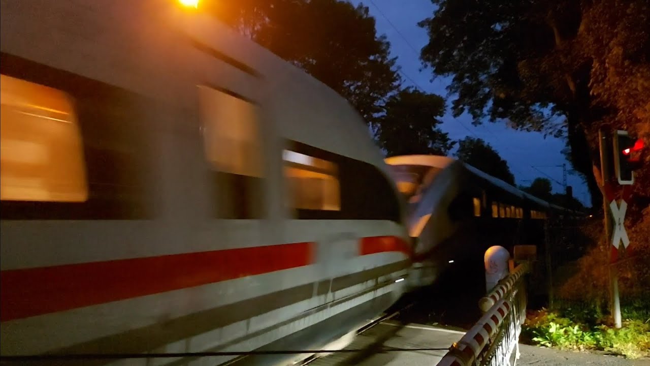 Bahnübergang im Krugfeld Hildesheim Züge am Samstag 10.8.2024 6× ICE 4 ...