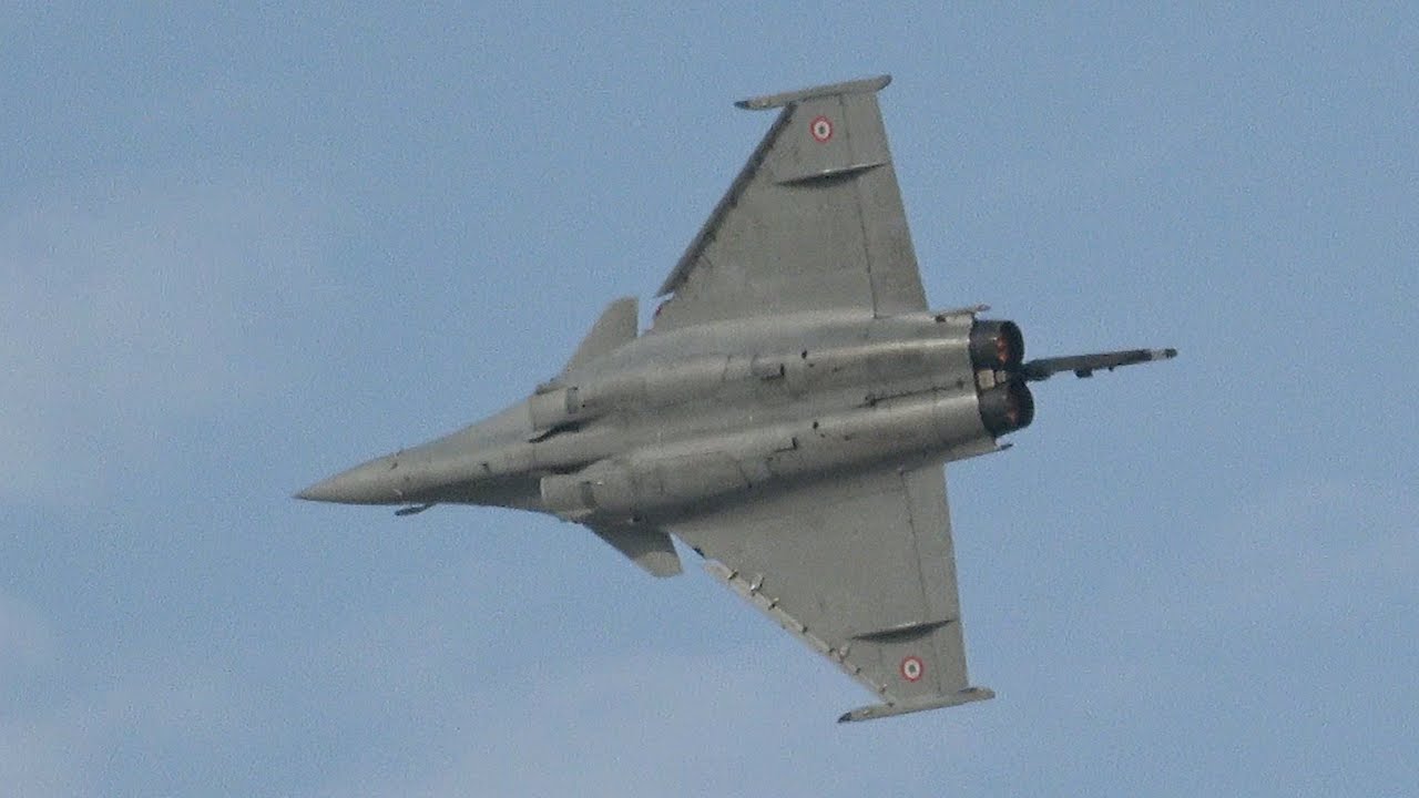 French Air Force - Dassault Rafale in CRAZY perform at Dubai Air Show ...