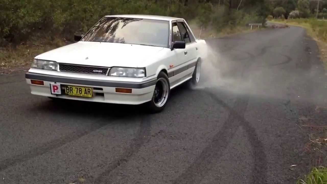 r31 skyline burnout on private road - YouTube