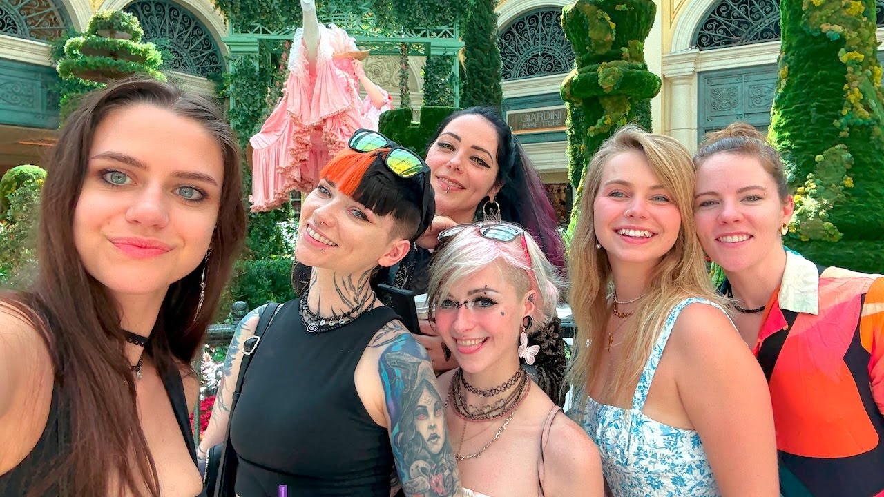 GIRLS TRIP to VEGAS! Pt 1 - Vlog - Hailee And Kendra - YouTube