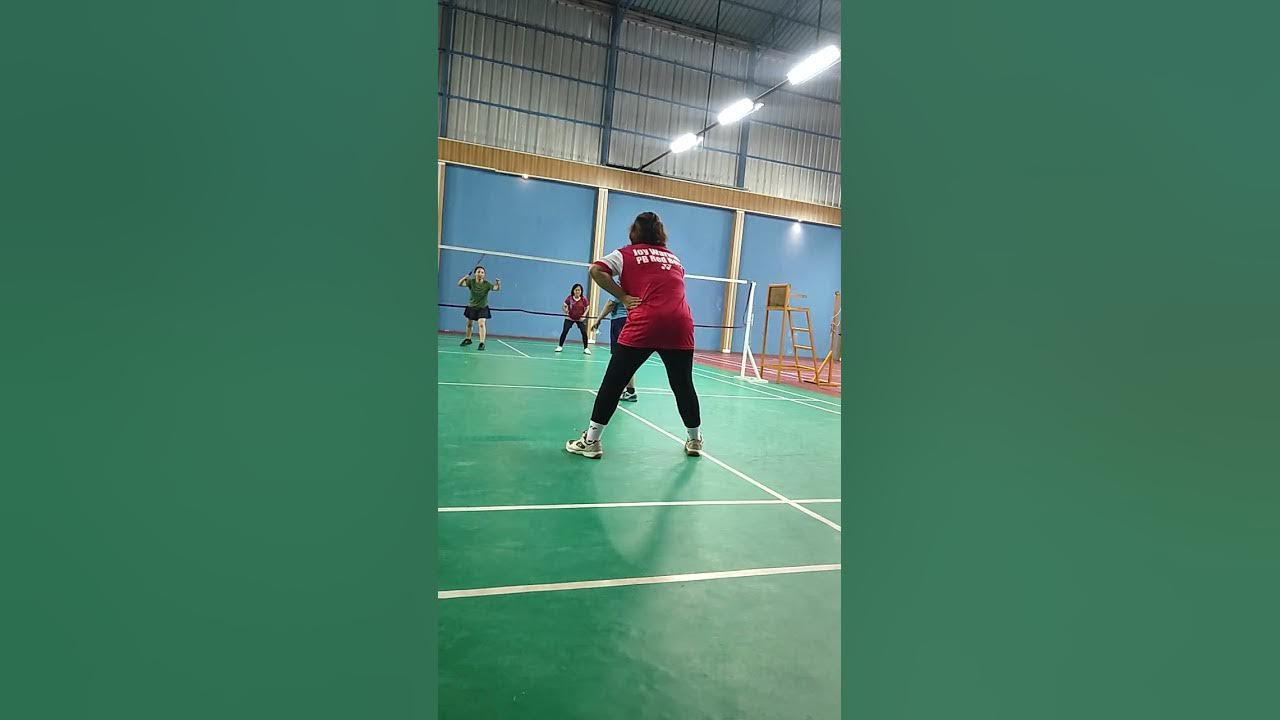 Saling serang smash #badminton #olahragapopuler - YouTube