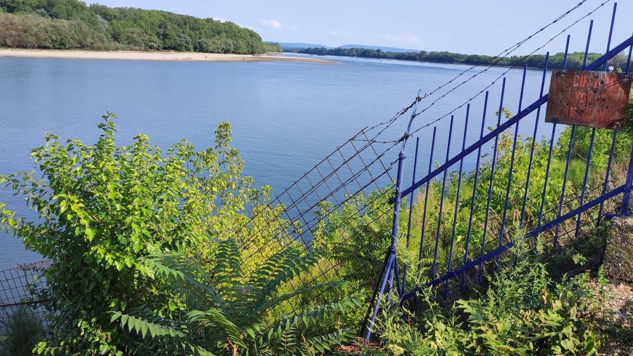 nevydarený sútok riek Váh a Dunaj (Komárno) - YouTube