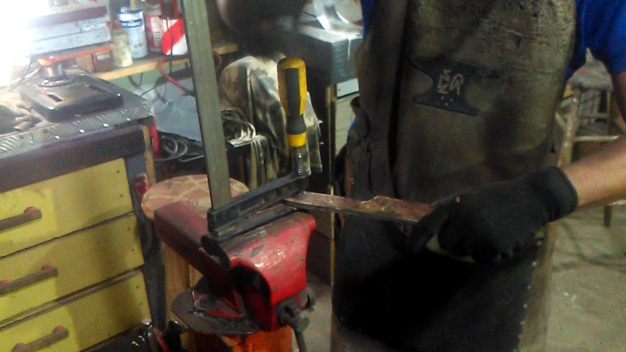 Forja TEMPLARIO.Paso 3 .desbaste de contorno.forma de la hoja.cuchillo por desbaste. - YouTube