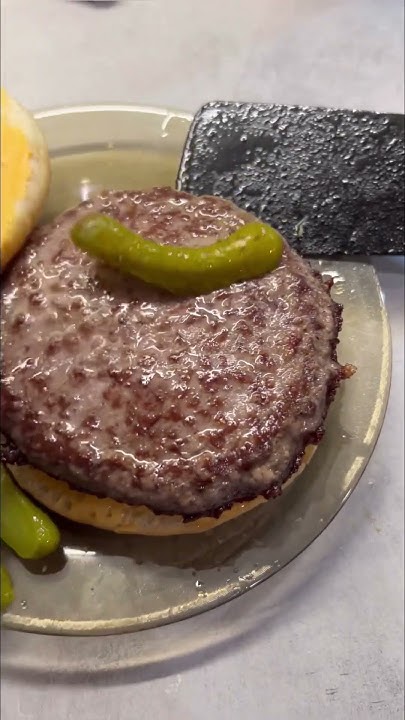 МИРАТОРГ бургер из мраморной говядины плюс бургер-соус ASTORIA ровно ...