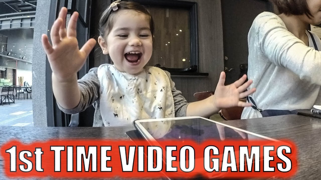 Toddler playing video games for the 1st time - 第一次幼兒玩電子遊戲 - YouTube