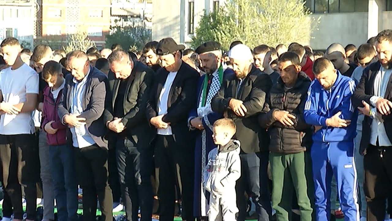 Tiranë/ Falja e Namazit të Fitër Bajramit në sheshin “Skënderbej” ( 10 ...