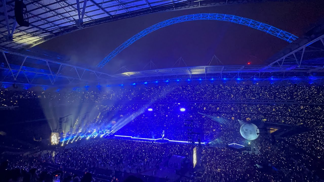 The Weeknd - Blinding Lights Wembley 2023 - YouTube
