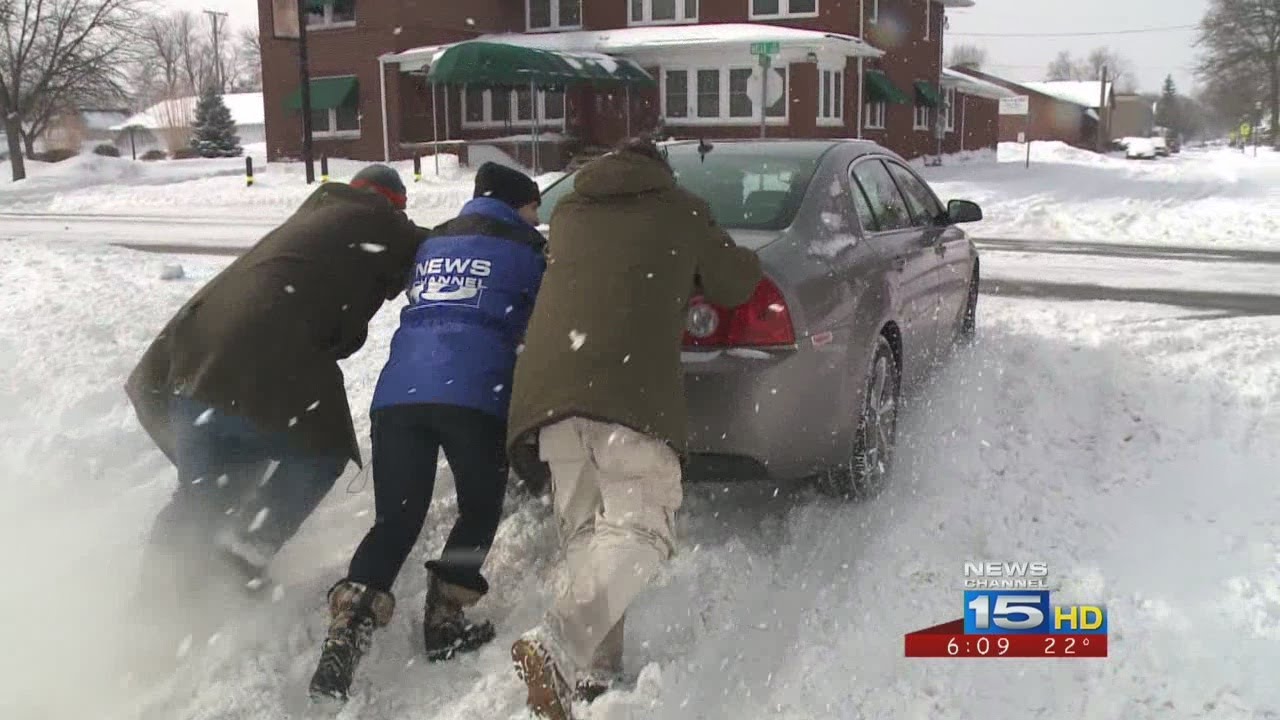People help dig cars out of deep snow - YouTube