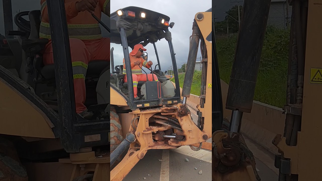 retroescavadeira com rompedor - YouTube