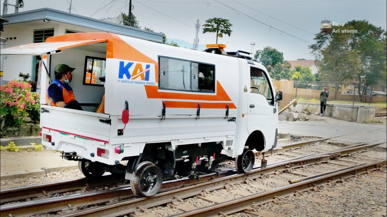 Mencari dan menemukan mobil unik berubah bentuk berjalan di rel ...