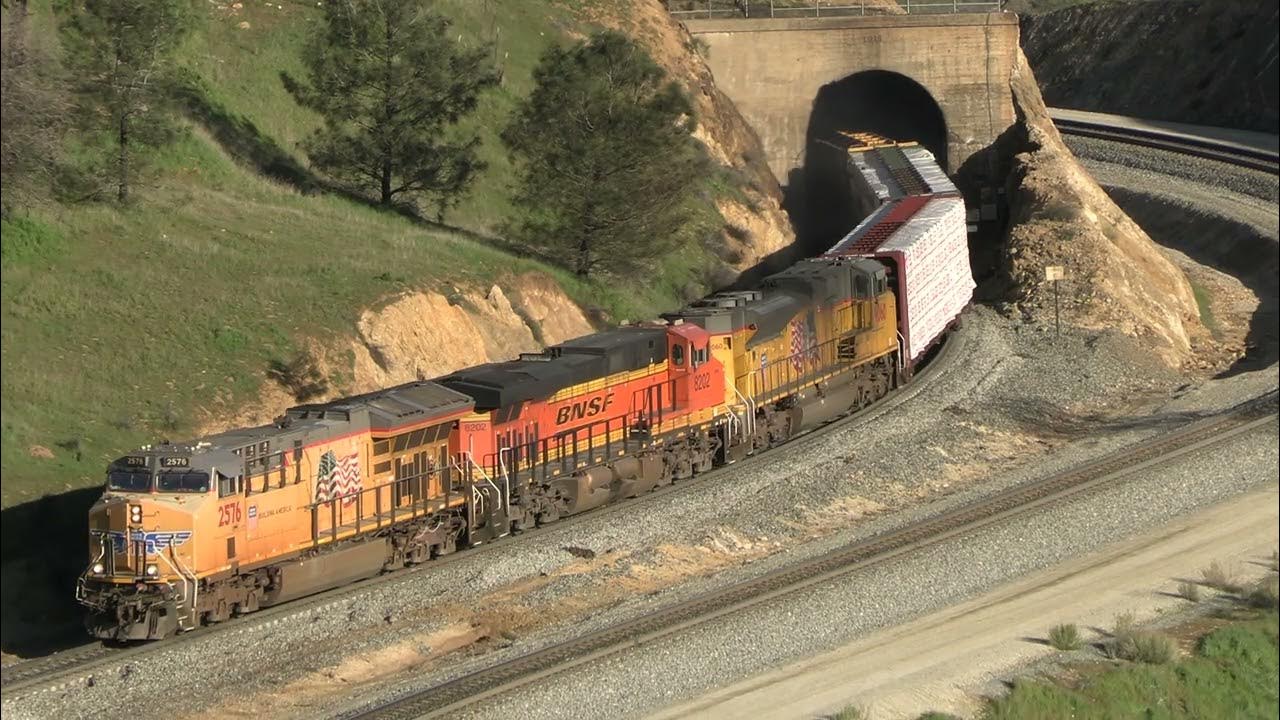 Union Pacific und BNSF Güterverkehr am Tehachapi Loop, in Mojave und Barstow, California - YouTube