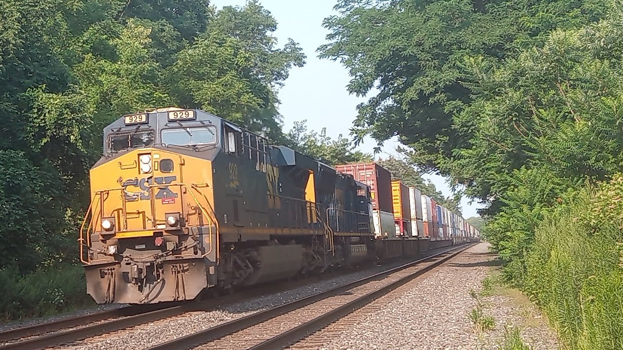 CSXT 929 leads a long intermodal in Conneaut - YouTube