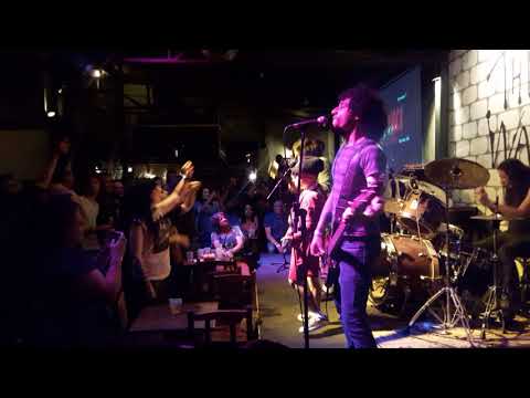 The Wall Café com a banda Dirty Jack #guiminiangus #angusyoungkids #angusyoung #rock #rockkids #acdc