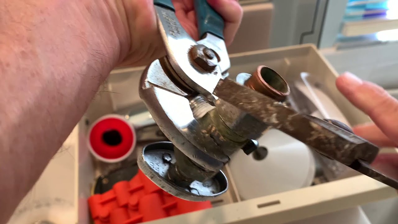 How a multi turn compression sleeve water shutoff valve works - YouTube