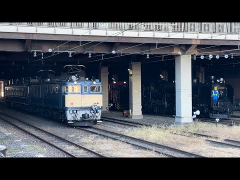 【D51-498 OM入場（中間検査B）】OM構内でHTM270形OM-1号機が警笛を鳴らして国鉄D51形蒸気機関車498号機を推進移動で工場内へ押し込んでいくシーン（2024.1.10.9 ...