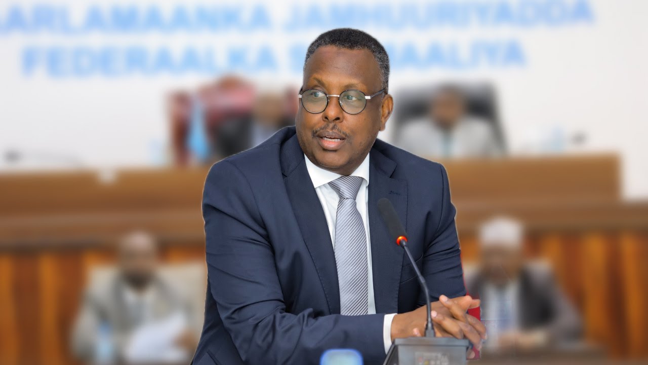 Wasiirka Cadaalada Xasan Macalin oo hortagay Xildhibaanada Golaha ...