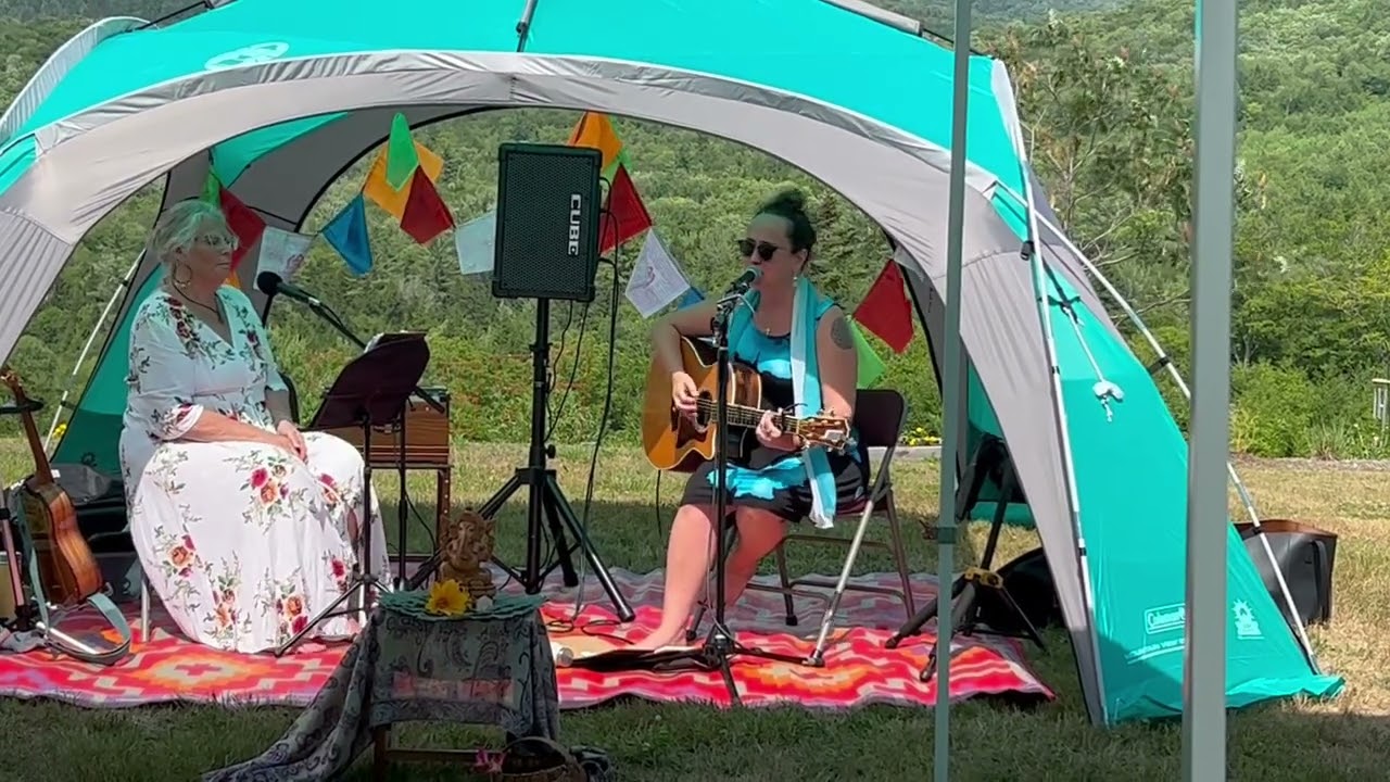 Audrey Drake Hume Hum Brahm Hum community kirtan 7 24 22 - YouTube