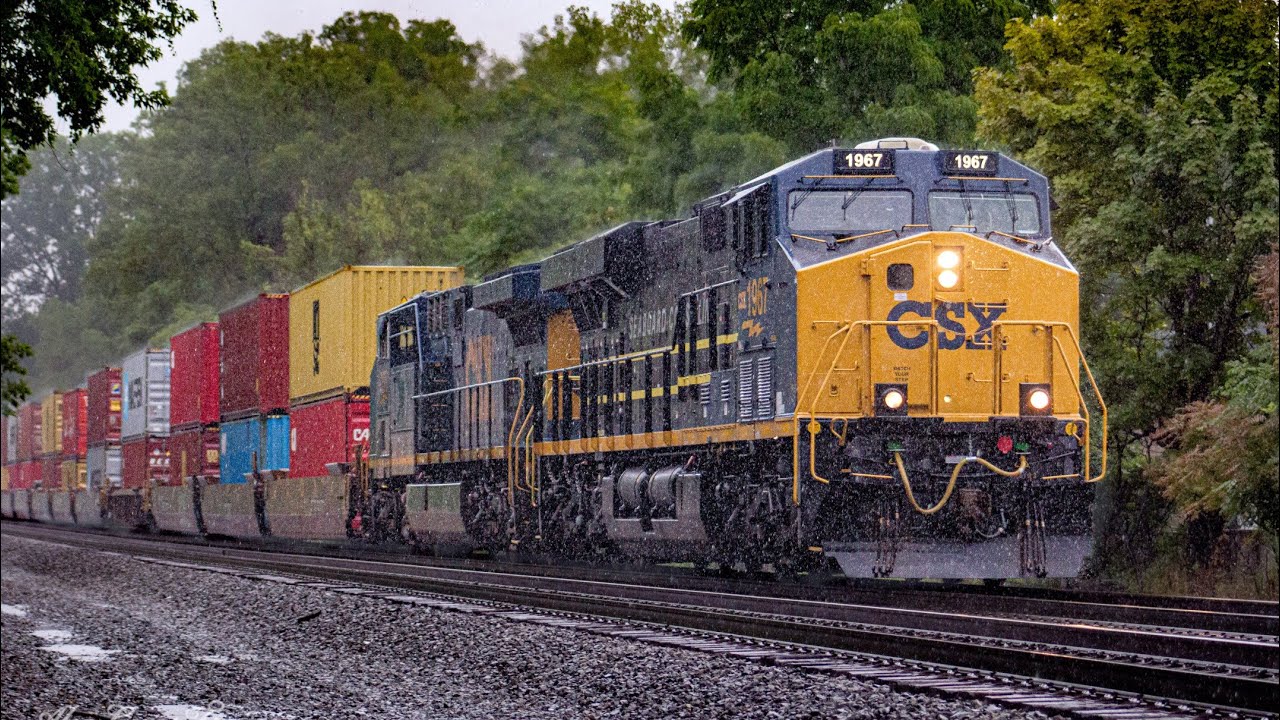 CSX 1967 (SCL) HU Leading I009 Through A Wet And Humid Day In Fairport ...