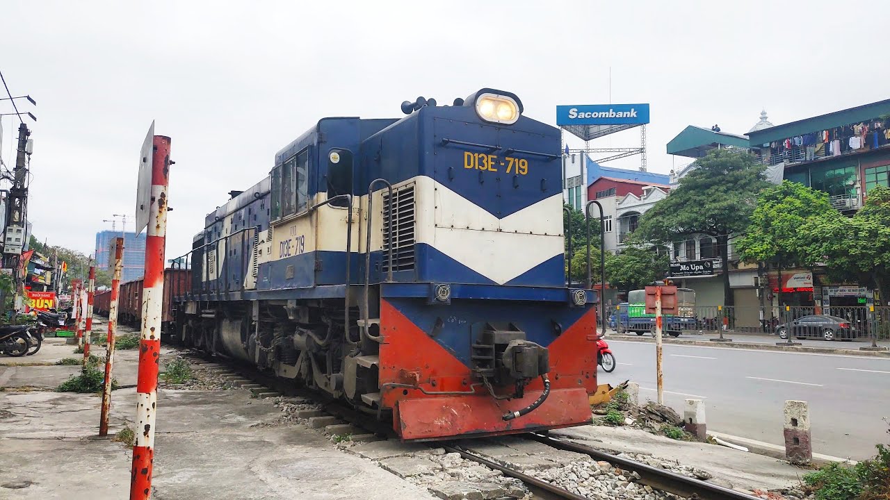 D13E-719 kéo tàu hàng thông qua ga Văn Điển (15/12/2020) - YouTube
