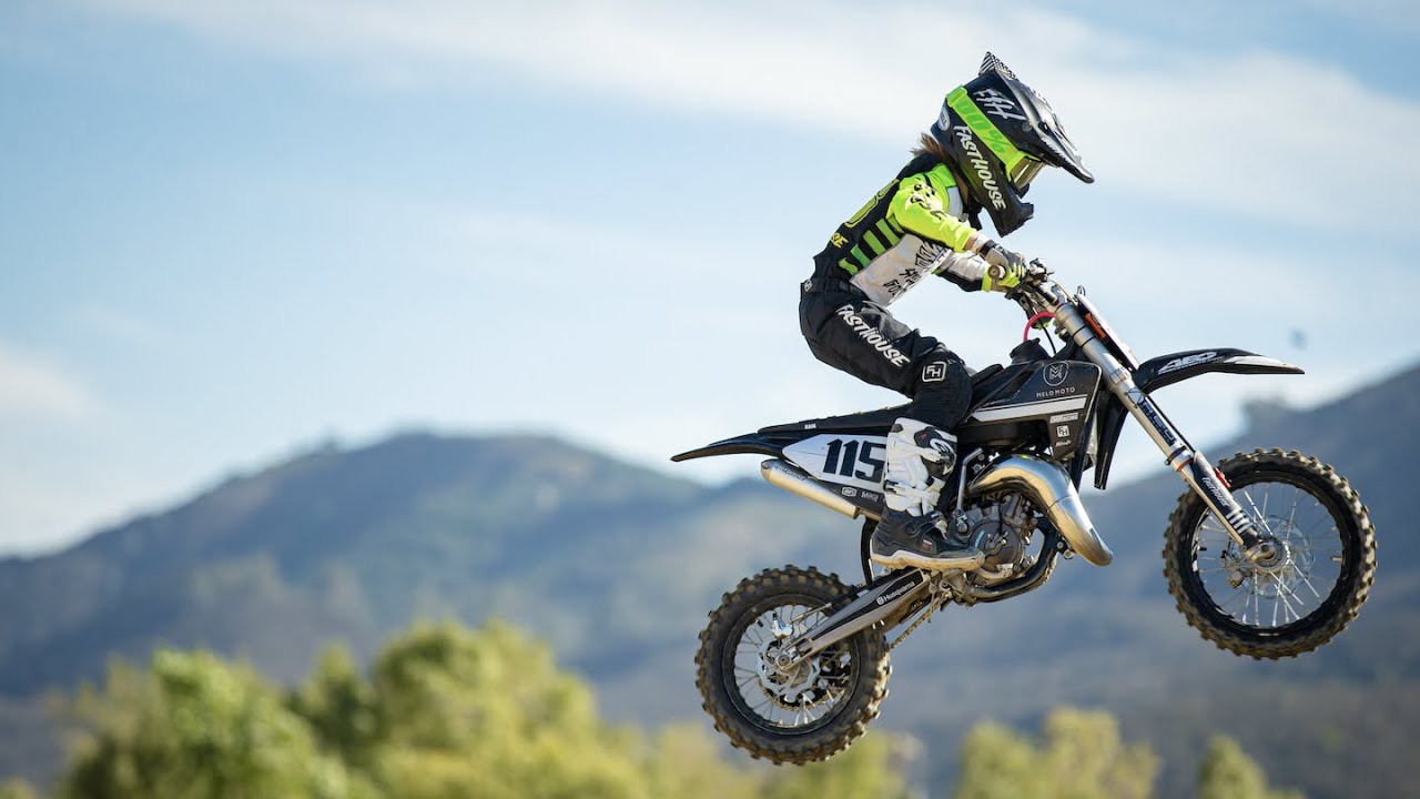 HELMET FINS ARE BACK!!! MotoFin Custom Universal Helmet Fins! - YouTube