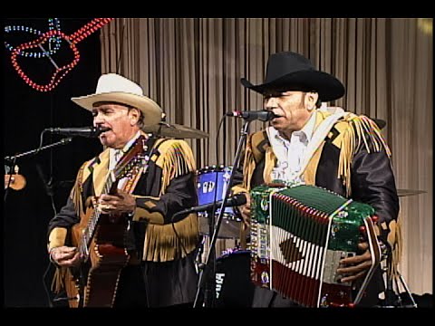 Los Donneños de Ramiro Cavazos - "Te largaste" - YouTube