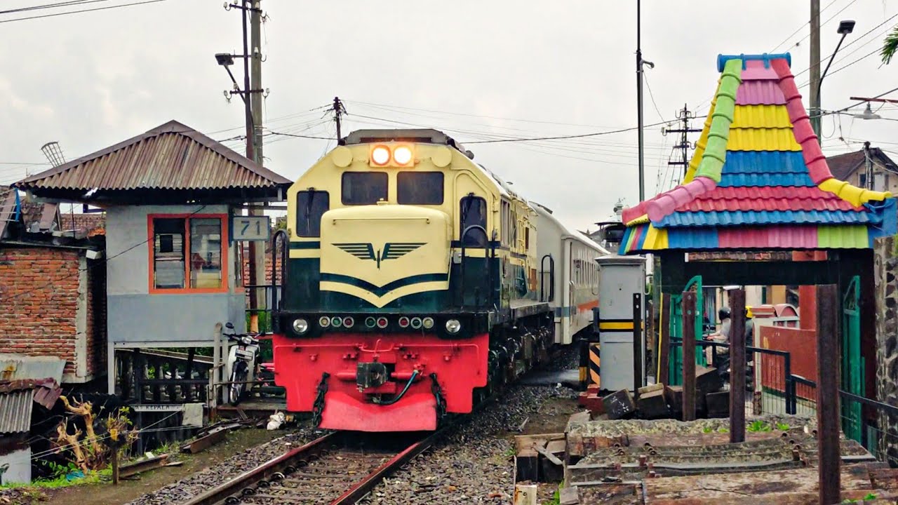 CC 201 92 01 JR livery vintage feat KA TAWANG ALUN | Malang Kota Lama ...