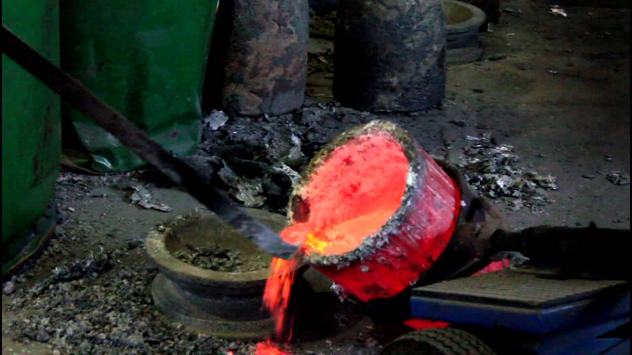 Melting and pouring castings for YZ360 Crankcases - YouTube