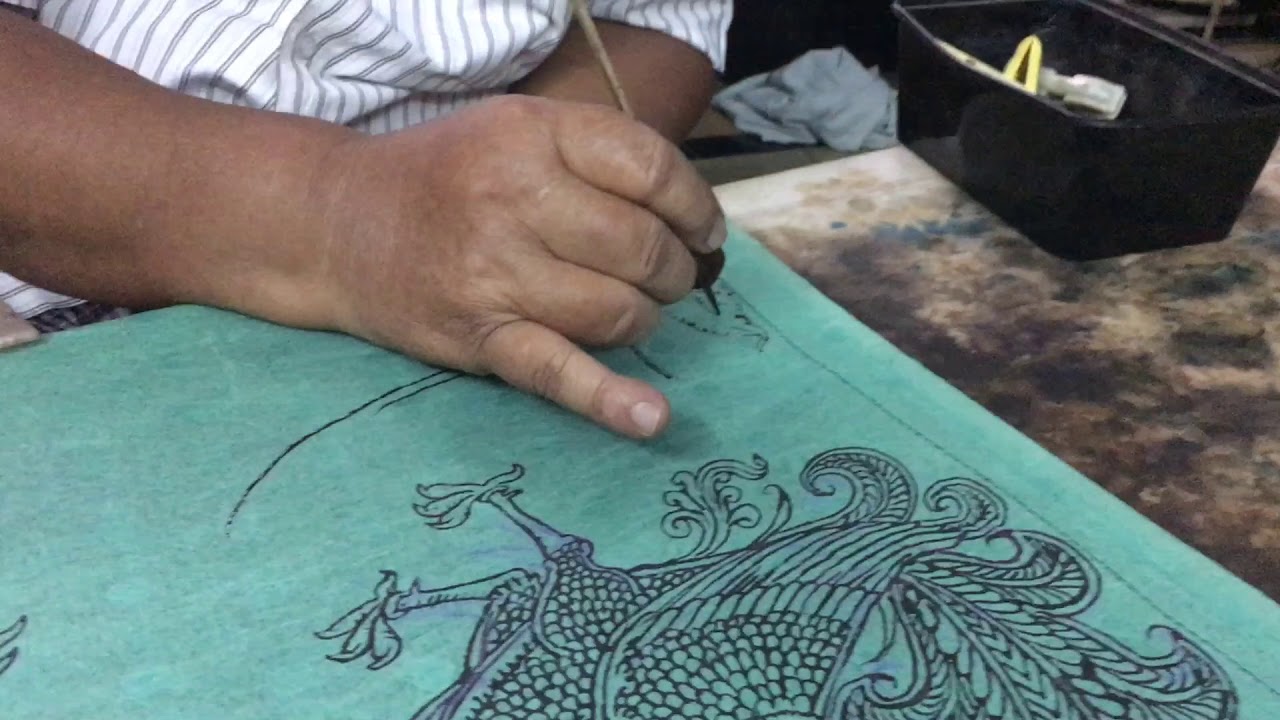 Kalamkari artist using a 'kalam' - YouTube