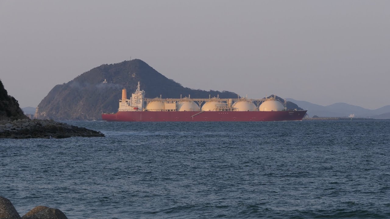 LNG Tanker “ZEKREET” Irago Strait - YouTube