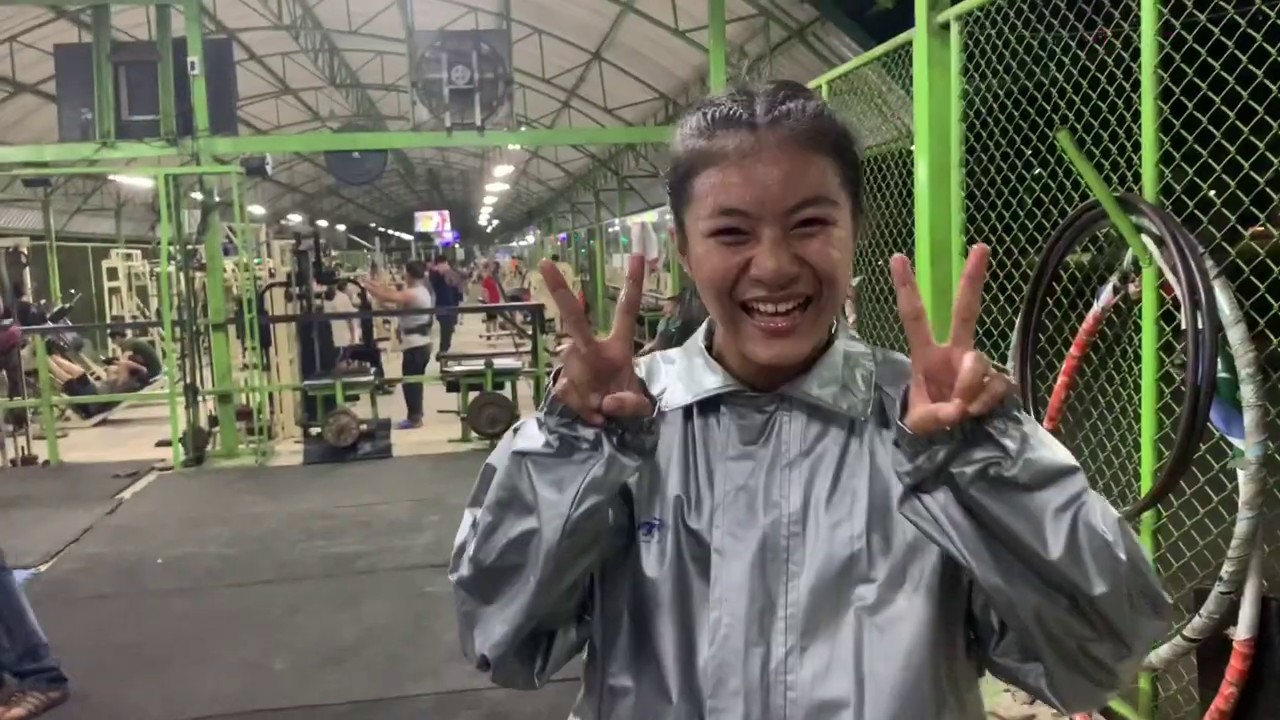 Female Fighter Nongpee Numponthep (Angry Bird) - Vincent Holds Pads 2 ...