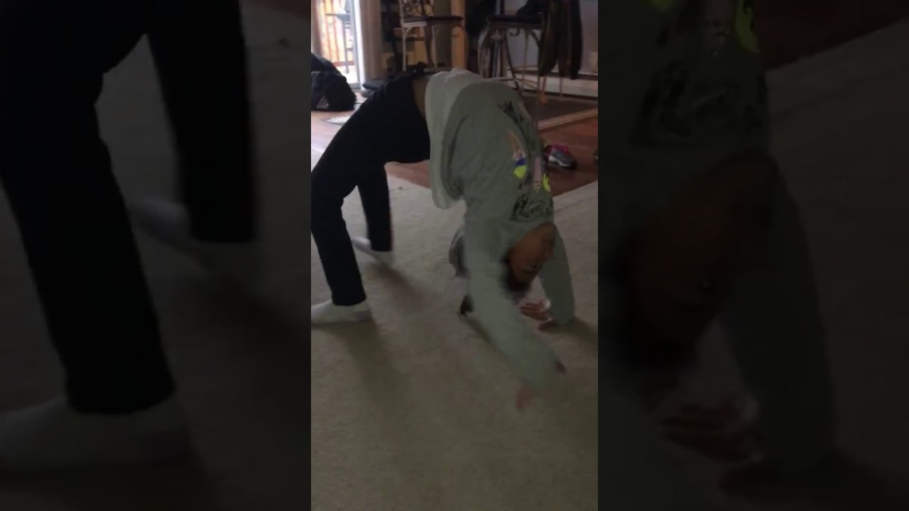 Spider walk scary - YouTube