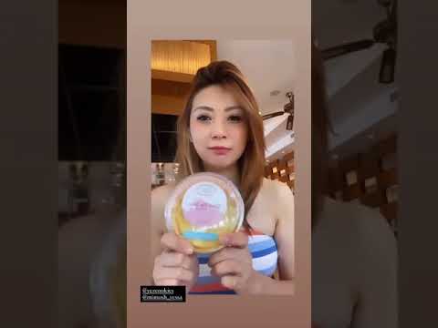 Henny berpenampilan kemben cantik seksi sedang endorse kue