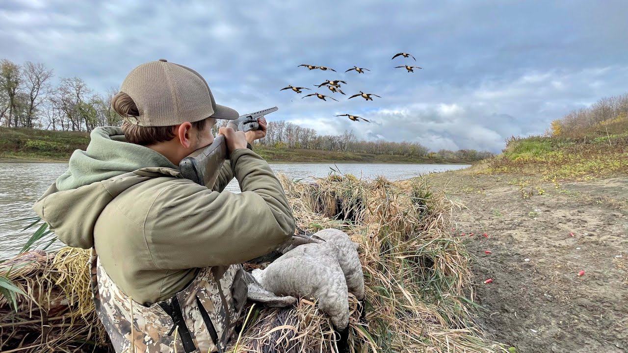 RIVER GOOSE HUNTING Big Flocks of Geese at Close Range! (LIMITED OUT ...