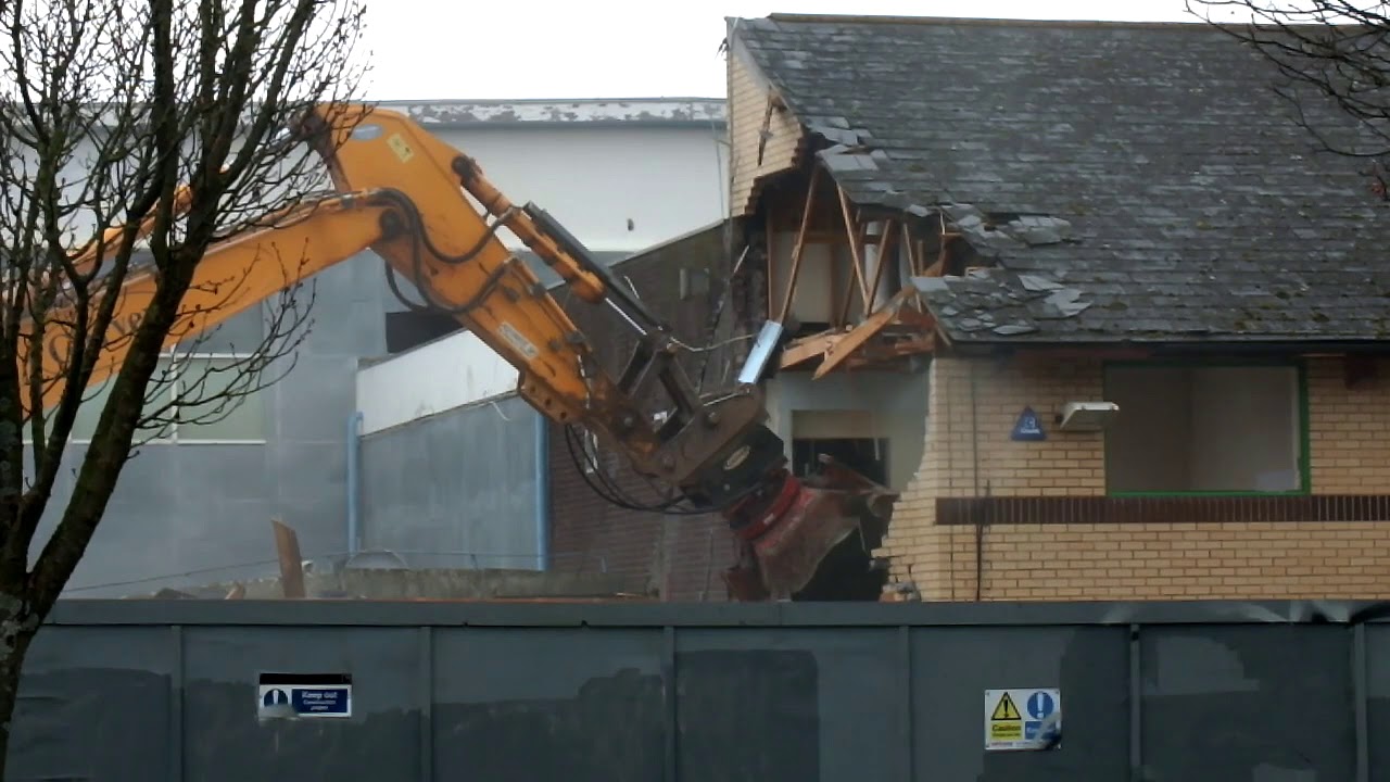 Demolition of Stechford Leisure Centre and swimming baths commences ...