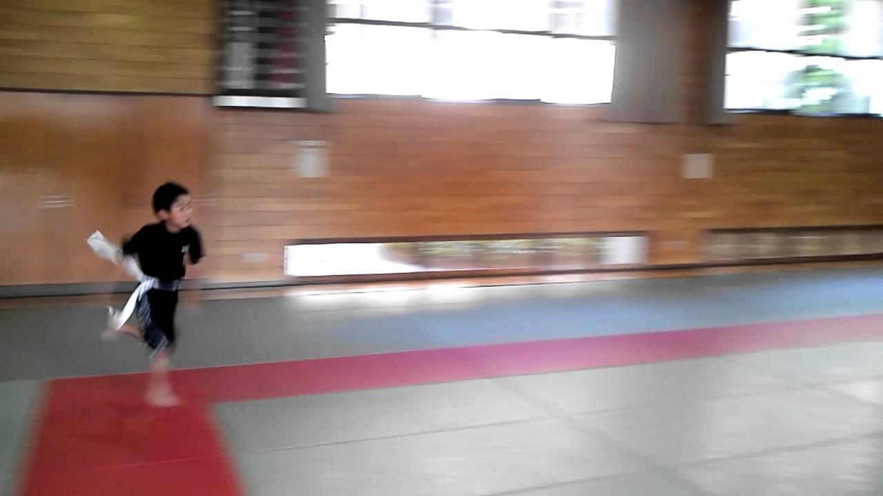 側宙に挑戦 The side somersault is challenged. - YouTube