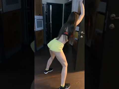 Russian girl Ladyboy twerking