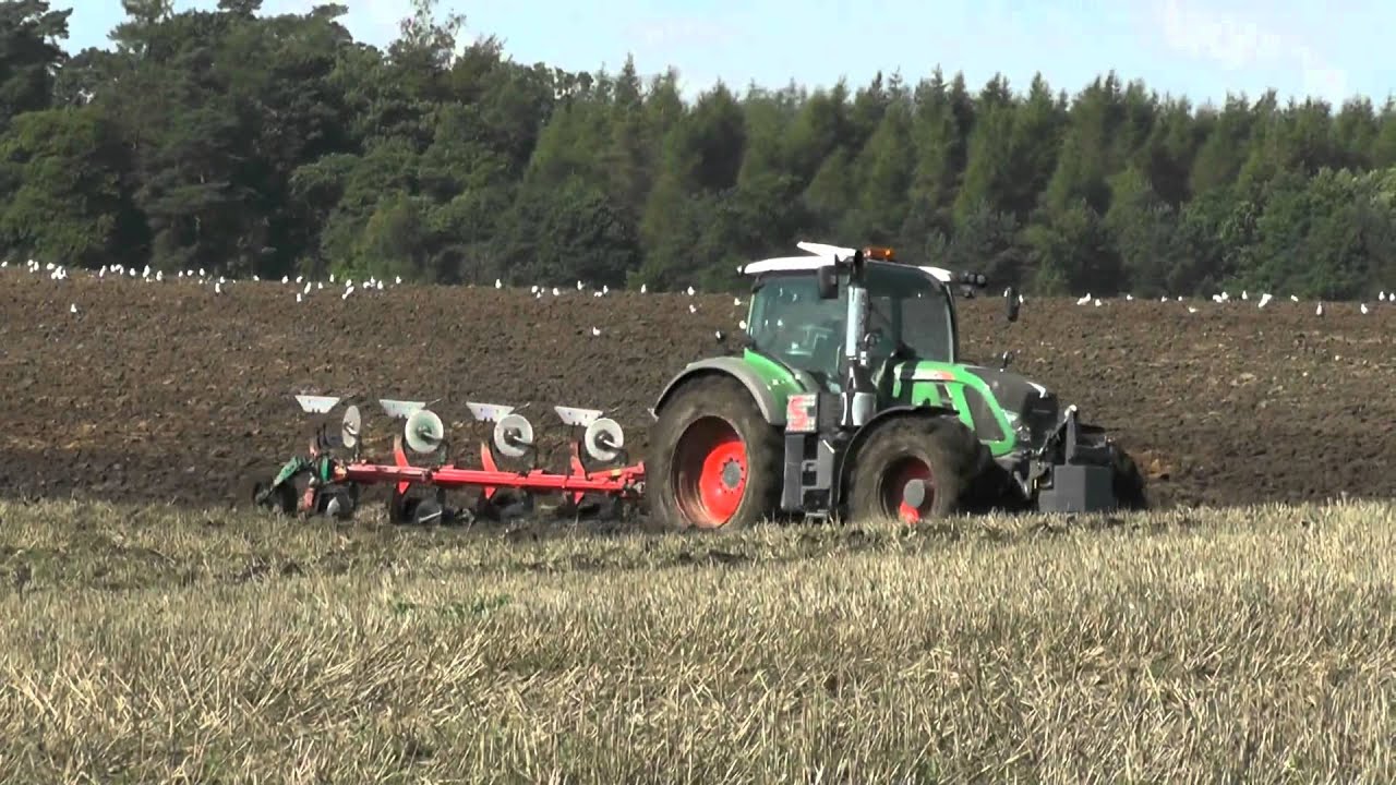 Fendt 724 ploughing - YouTube
