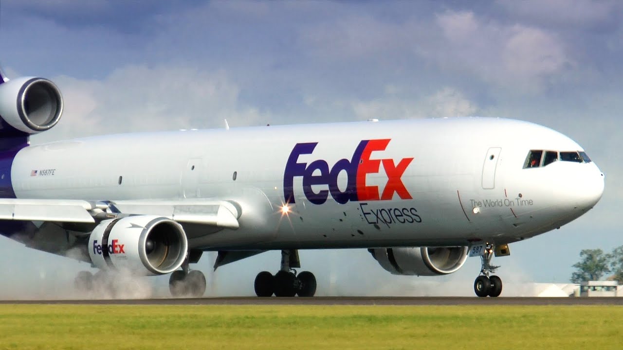 FedEx MD-11 - Crosswind Landing at Paris Charles de Gaulle - YouTube