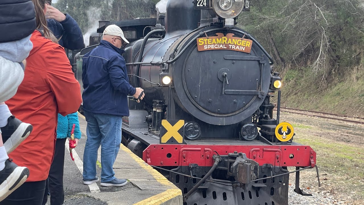 Rx 224 and 207 heading onto depot - YouTube