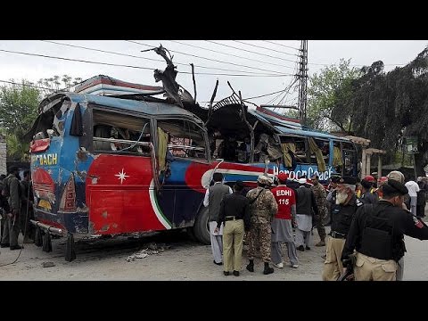 Pakistan'da hareket halindeki otobüse bombalı saldırı