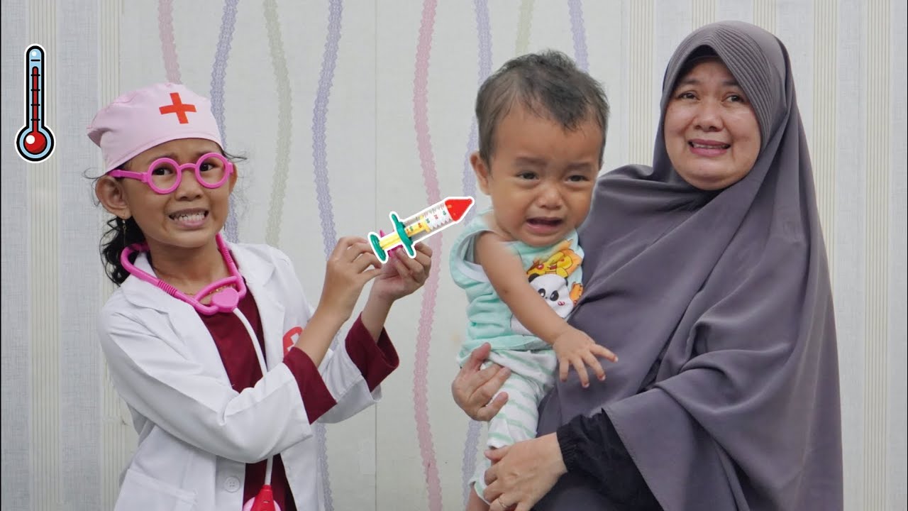 Husna bermain dokter-dokteran - Bayi lucu disuntik imunisasi | Zein ...