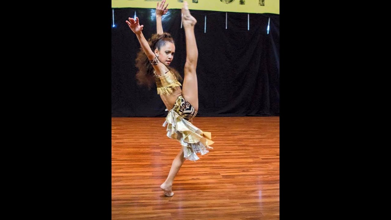 Daniela Avanzini . Samba Latin Solo. Ballroom Latin - YouTube