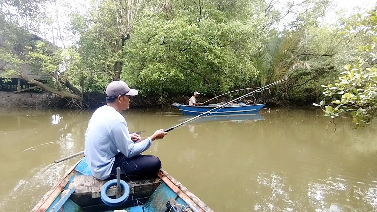 Seru nya mancing ,,Sungai kecil di jajal empat orang pemancing #fishing ...